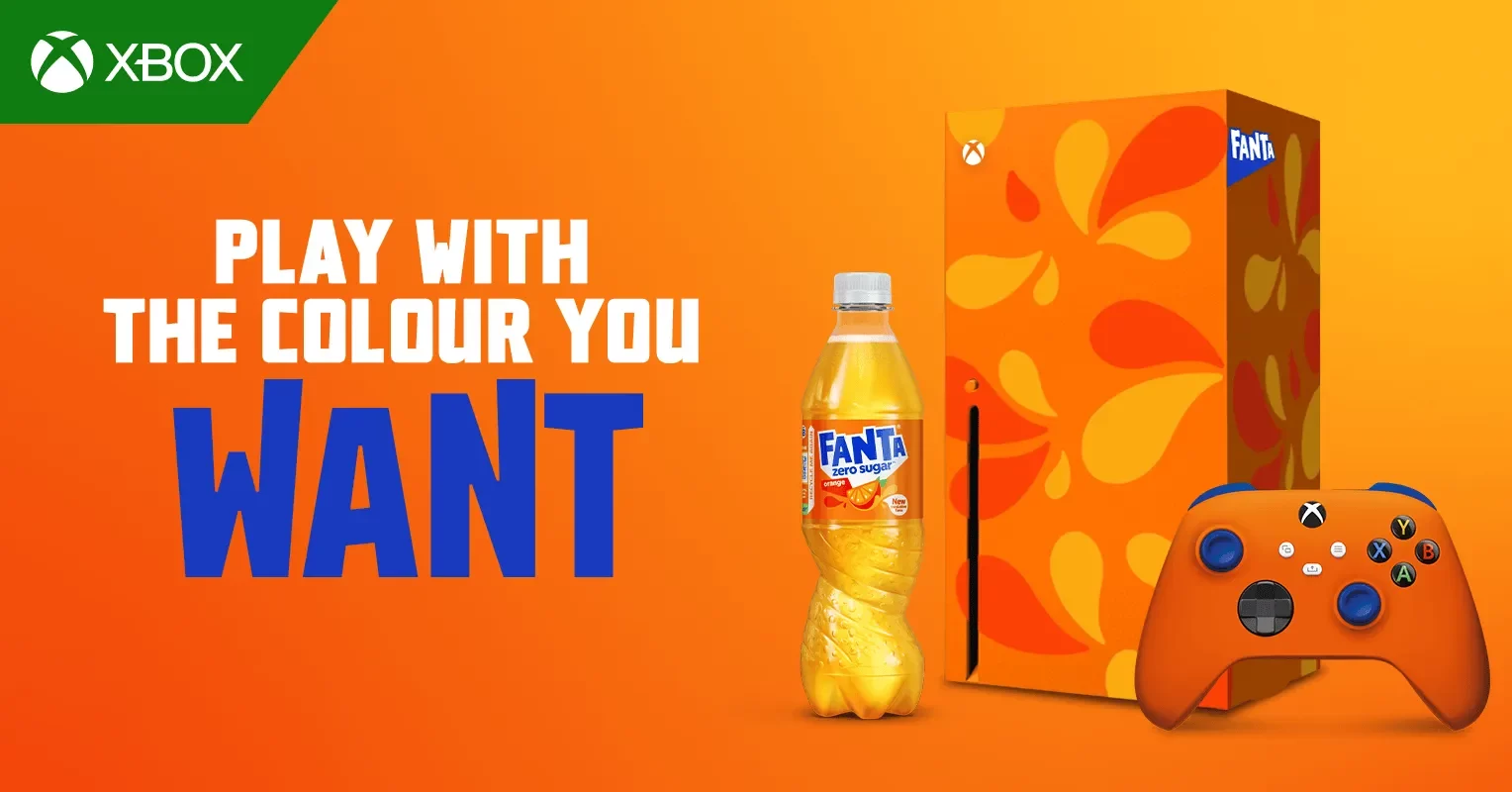 Xbox Series X-Konsolen und Controller in bunten Fanta-Designs ...
